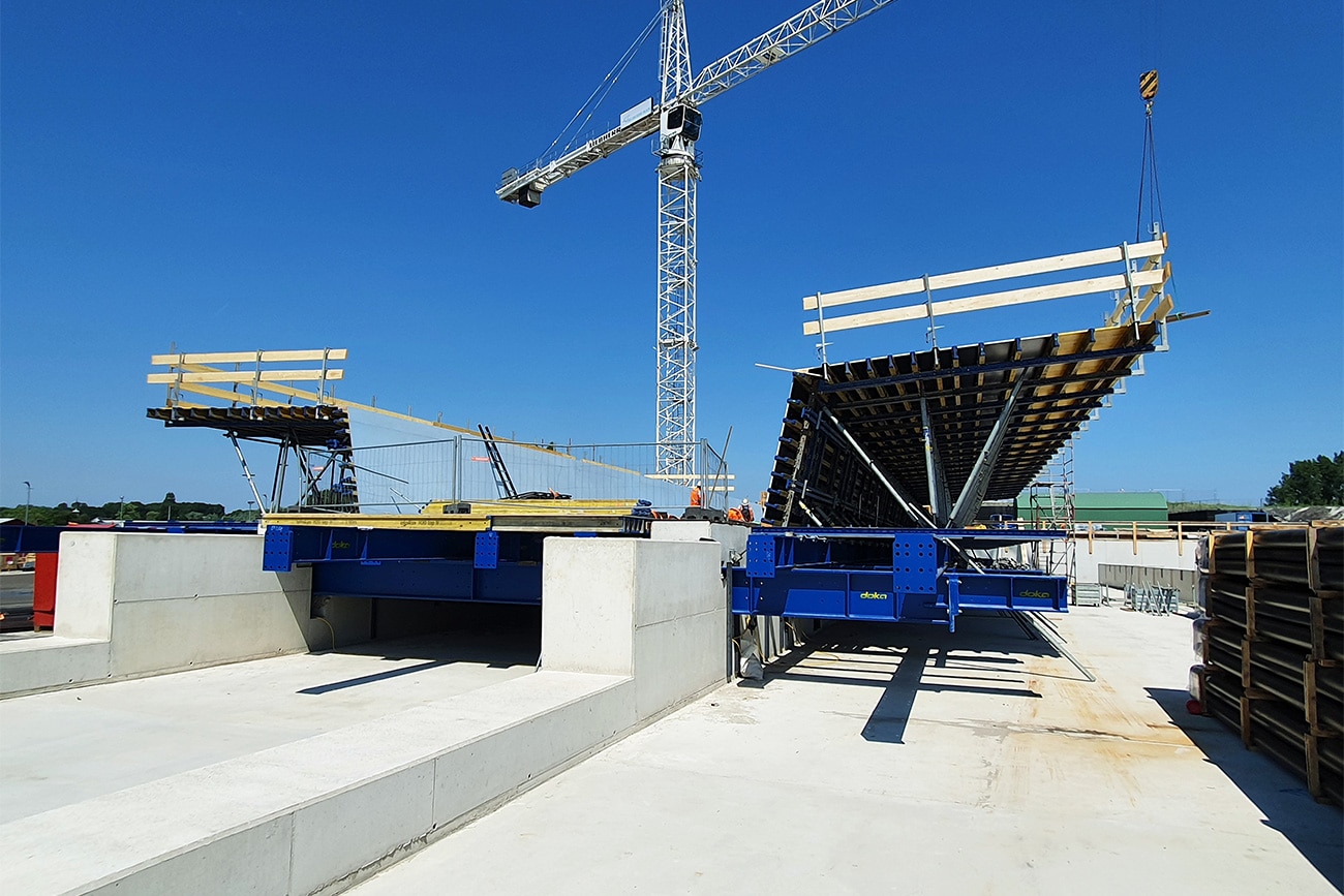 Special formwork and steel frames for viaduct over busy interchange