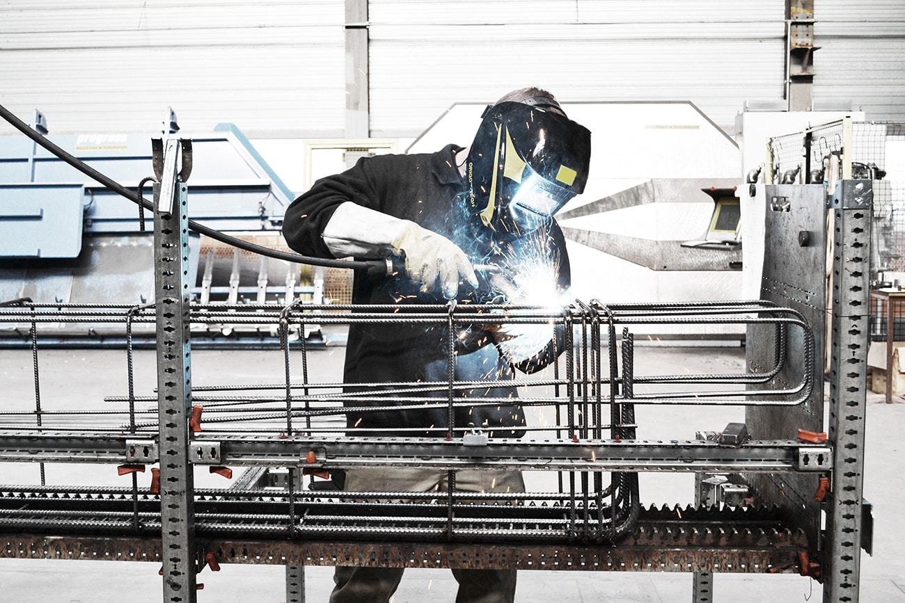 Modular workbench for efficient assembly of precast rebar