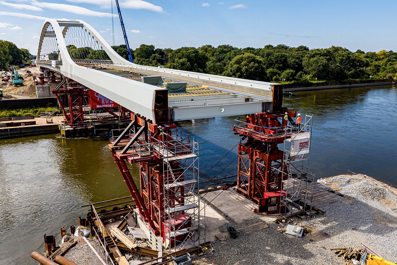 Symbolic railroad bridge replaced by world's first network arch bridge