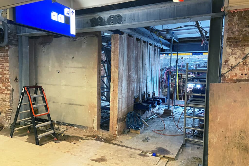 Hulpconstructies voor verbreding tunnel en perron