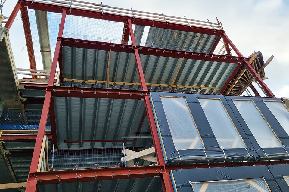 De hoge staalplaat-betonvloer heeft een upgrade gekregen