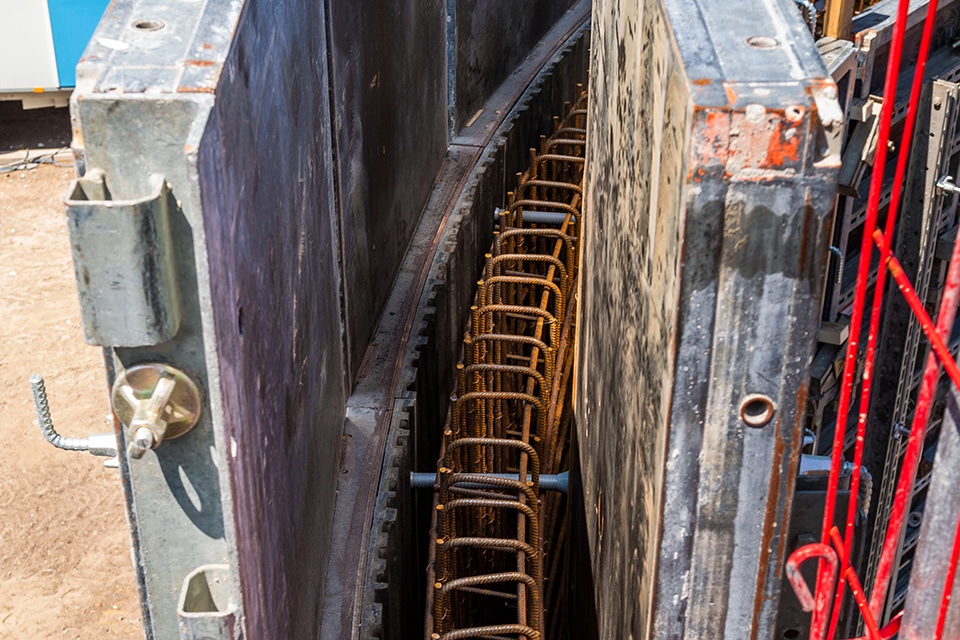 Striking formwork solution for entrance wall parking garage