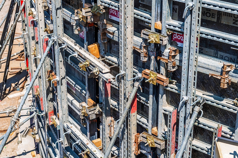 Striking formwork solution for entrance wall parking garage
