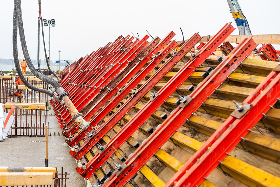 Scaffolding and support structures on iconic projects